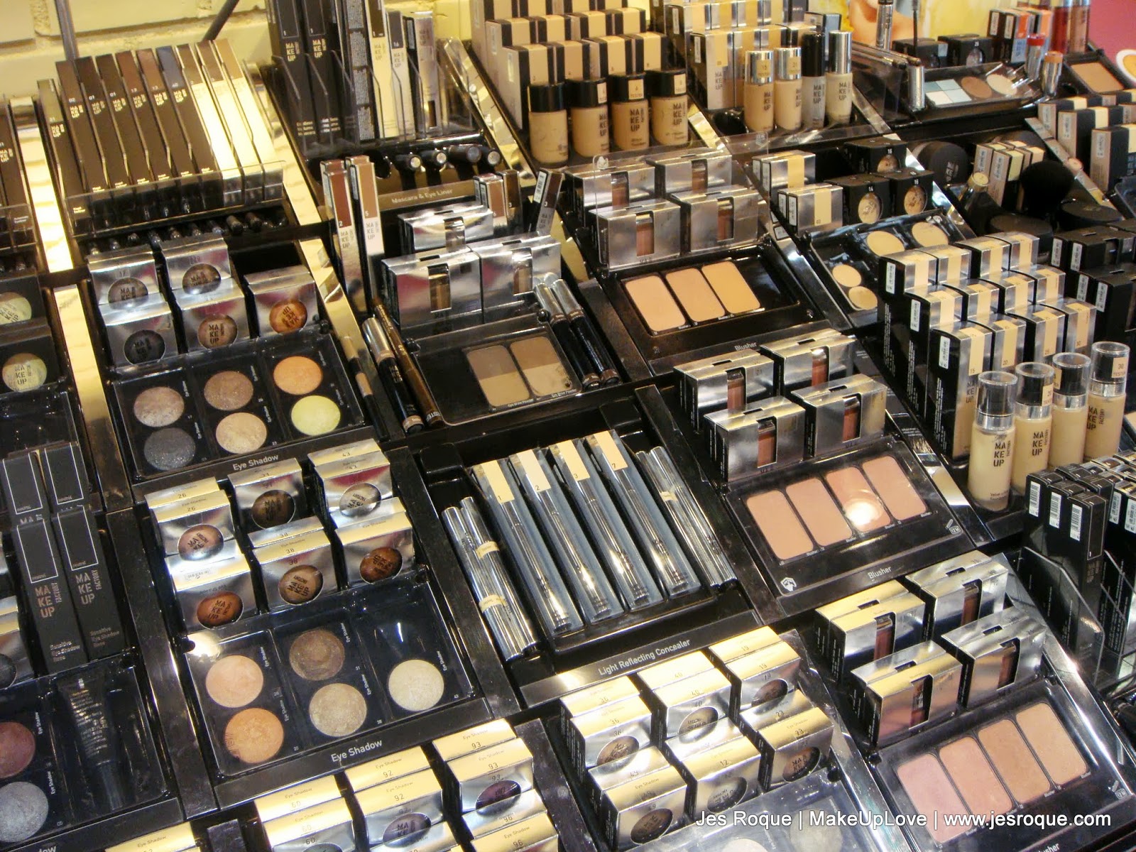 Pile Of Makeup - Mugeek Vidalondon