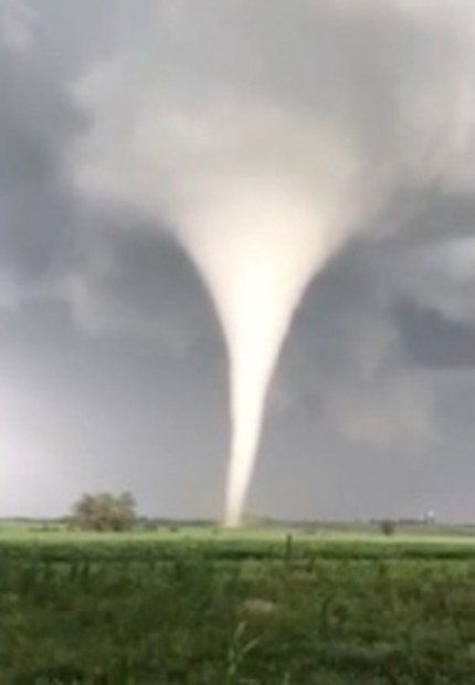 Family Witnesses 'Humongous' Ghost-White Tornado Tearing Across Iowa ...