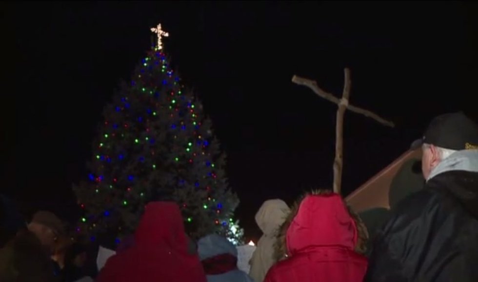 ACLU sues Indiana town over cross atop Christmas tree — and residents ...