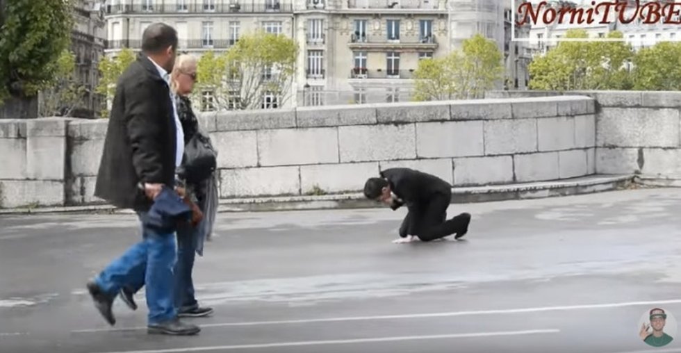 How people react when 2 'versions' of the same man fall and cry for ...