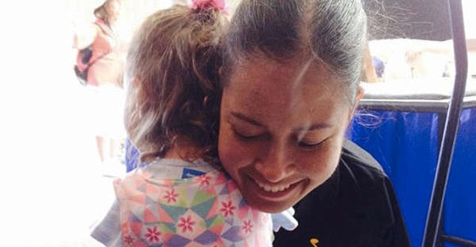 When a pilot with no arms met a 3-year-old girl with no arms, the world ...