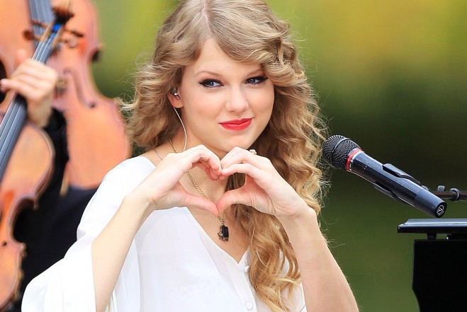 24 Photos of Celebs Making Heart Symbols With Their Hands - Popdust