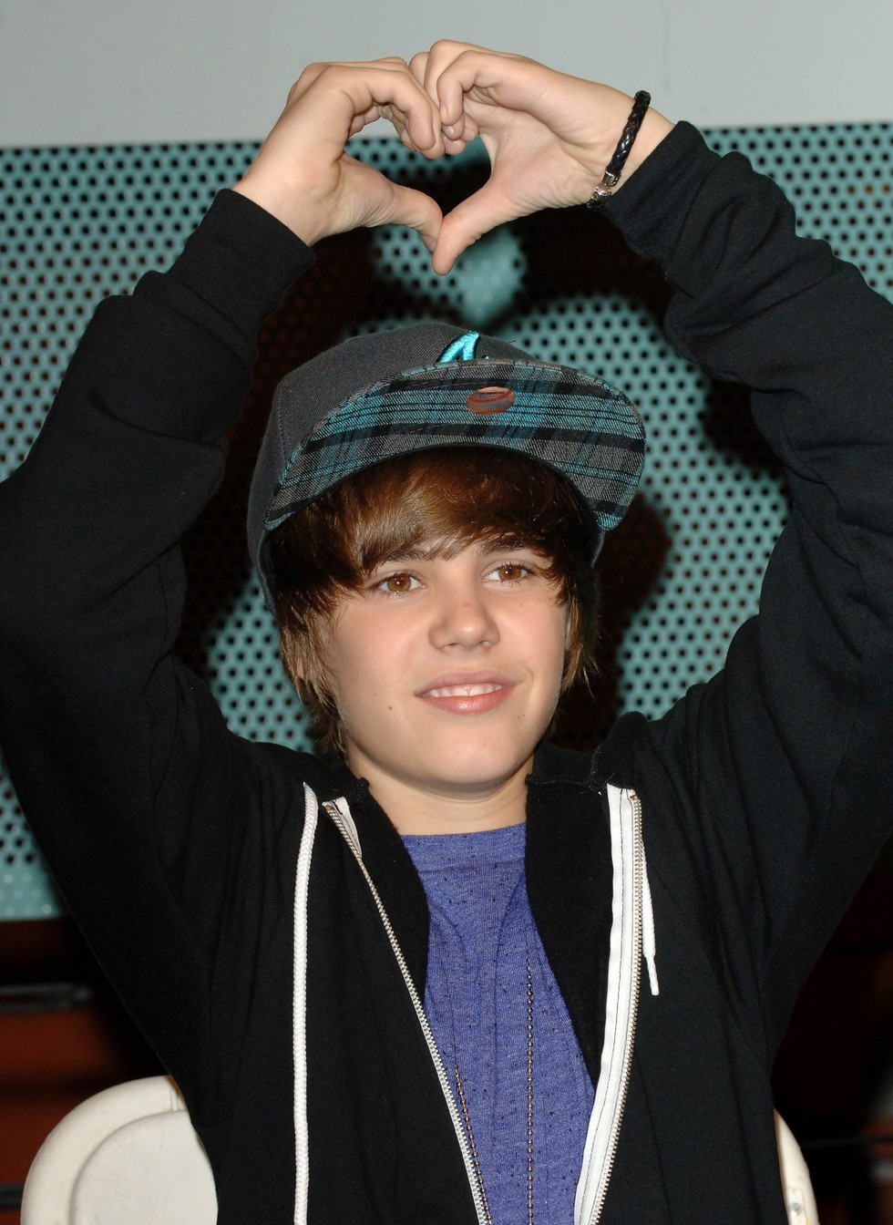 24 Photos of Celebs Making Heart Symbols With Their Hands - Popdust