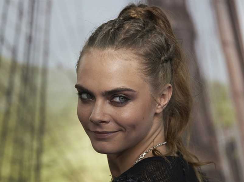 Cara Delevingne Suffers Butt Flashing Wardrobe Malfunction Still Looks